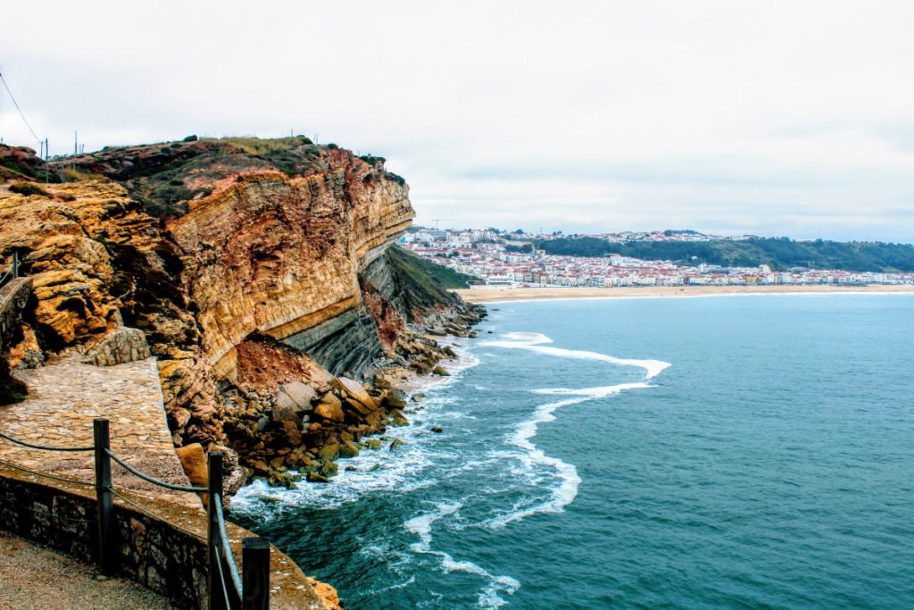 Pertarungan Ganas Peselancar Profesional vs Ombak Raksasa Nazaré ...
